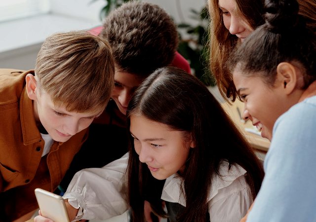 Nens amb sordesa demanen educar i jugar “en igualtat” – LESCRONIQUES.COM